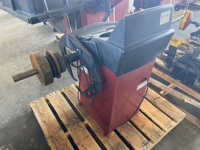 2014 Coats 775 Wheel Balancer | J. Stout Auction
