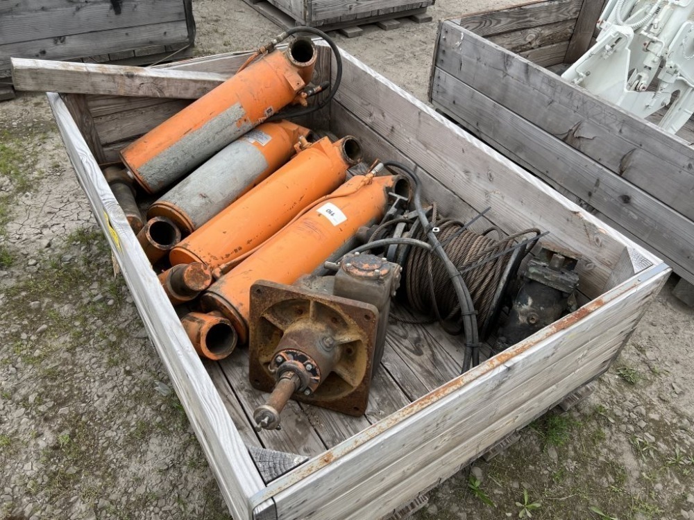 Outrigger Cylinders | J. Stout Auction