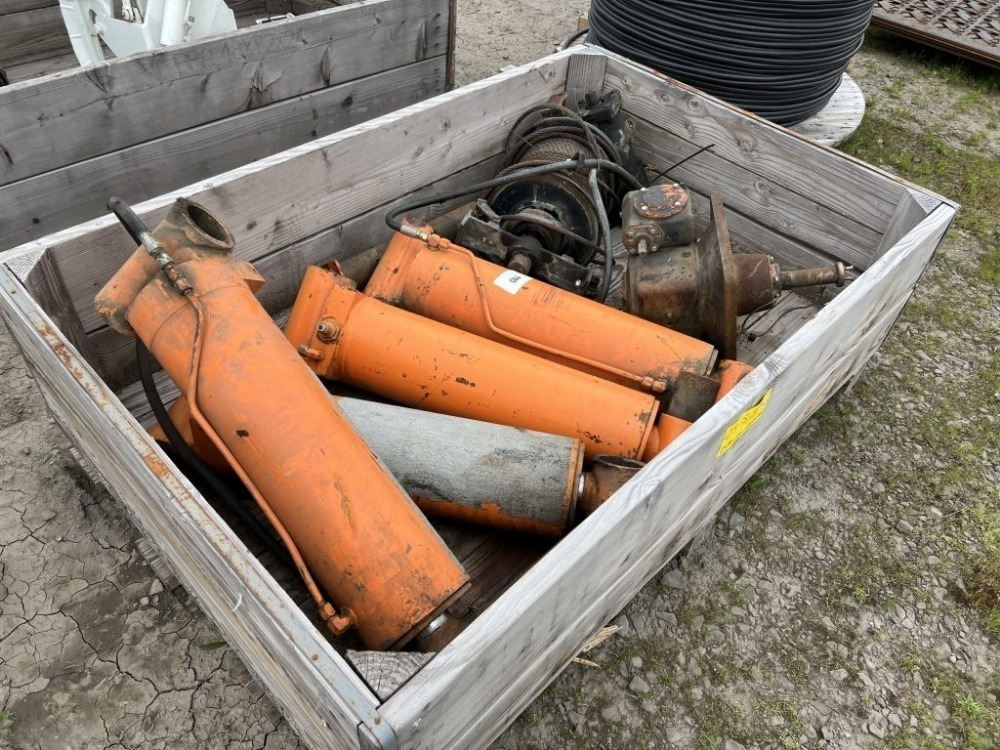 Outrigger Cylinders | J. Stout Auction